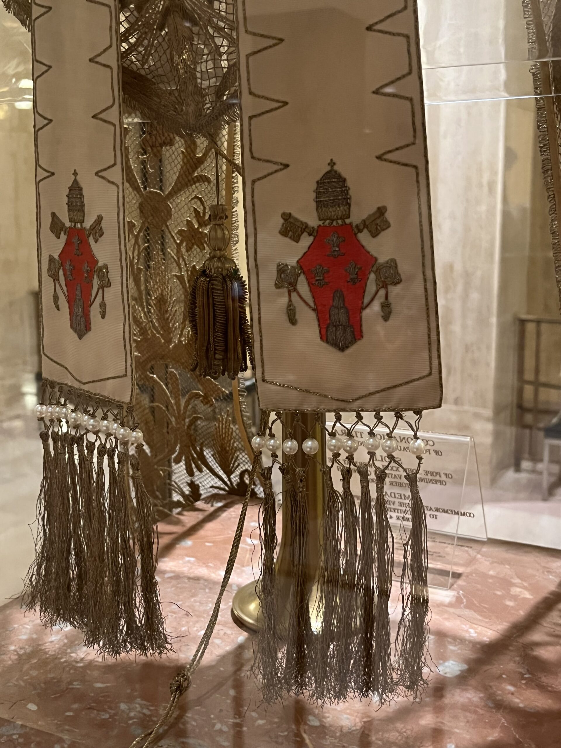 Jak mogła wyglądać tiara papieska Pawła VI? – Caeremoniale Romanum
